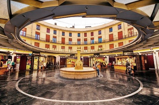 La curiositat geomètrica de la plaça Redona.