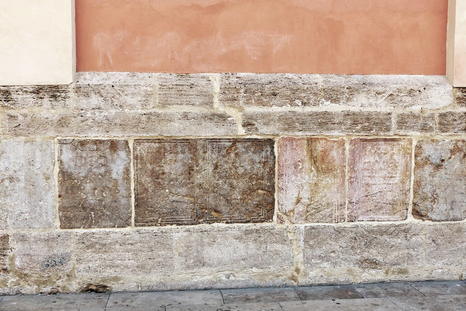 El perquè dels diferents colors de les làpides romanes de la Basílica ...