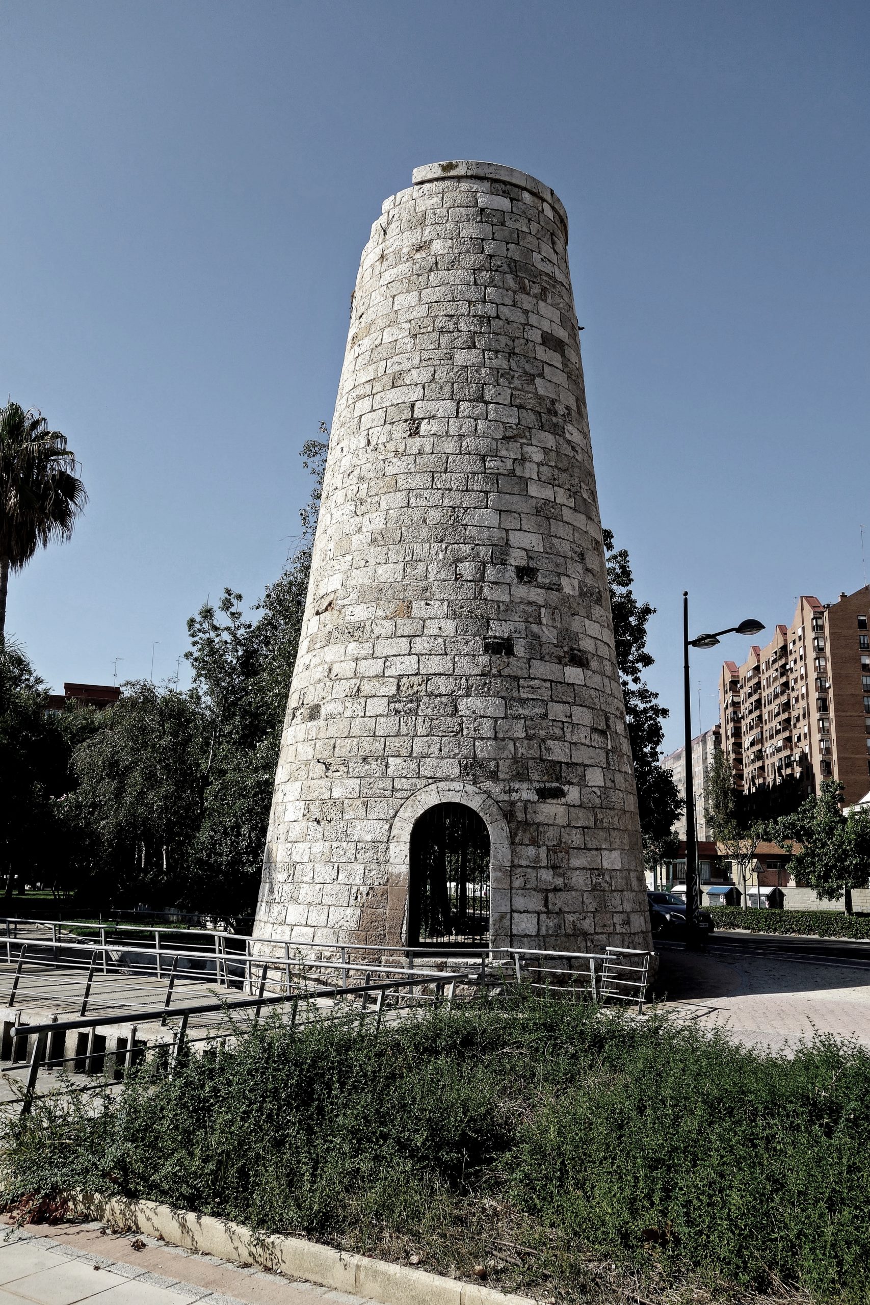 La curiosa torre “de guaita” de l’avinguda dels Tarongers.
