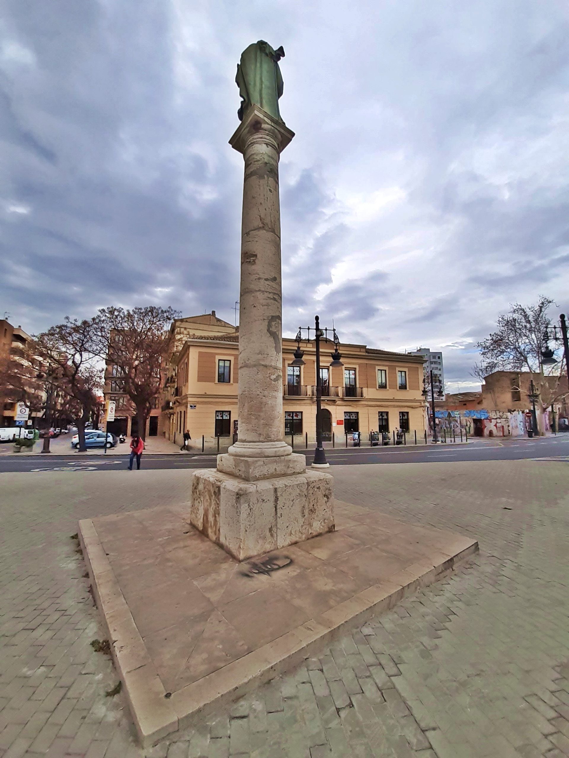 Les antigues columnes de les places de Manises i del Portal Nou.
