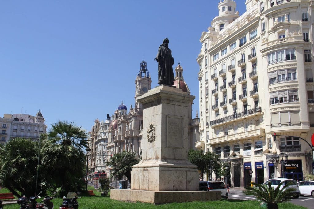 La escultura de Vinatea se quedará en la plaza del Ayuntamiento de ...