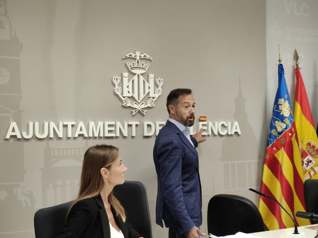 Vox tapa con una bandera de España el acento de 'València' - Actualidad ...