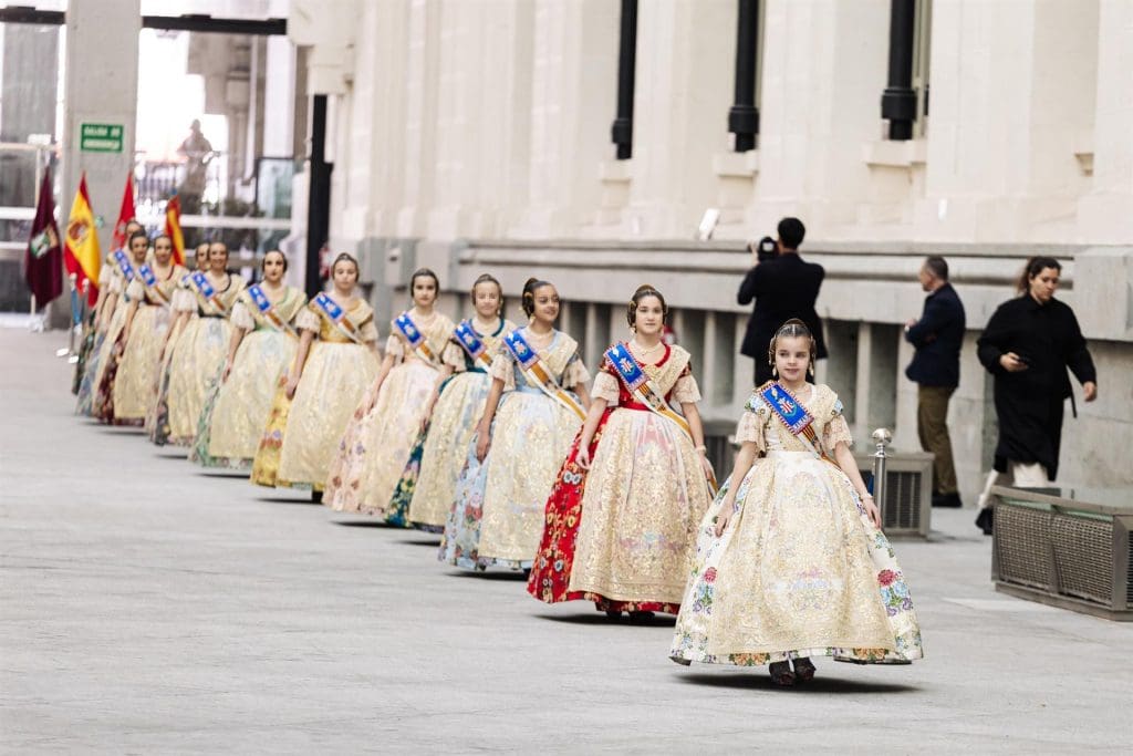 Las falleras de 14 años podrán presentarse al proceso para optar a ser ...