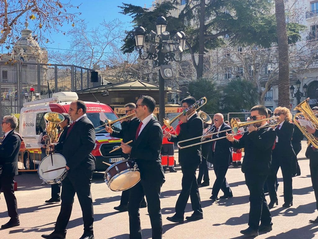 València suena a 'El Fallero': 13 conjuntos musicales tocan al unísono ...