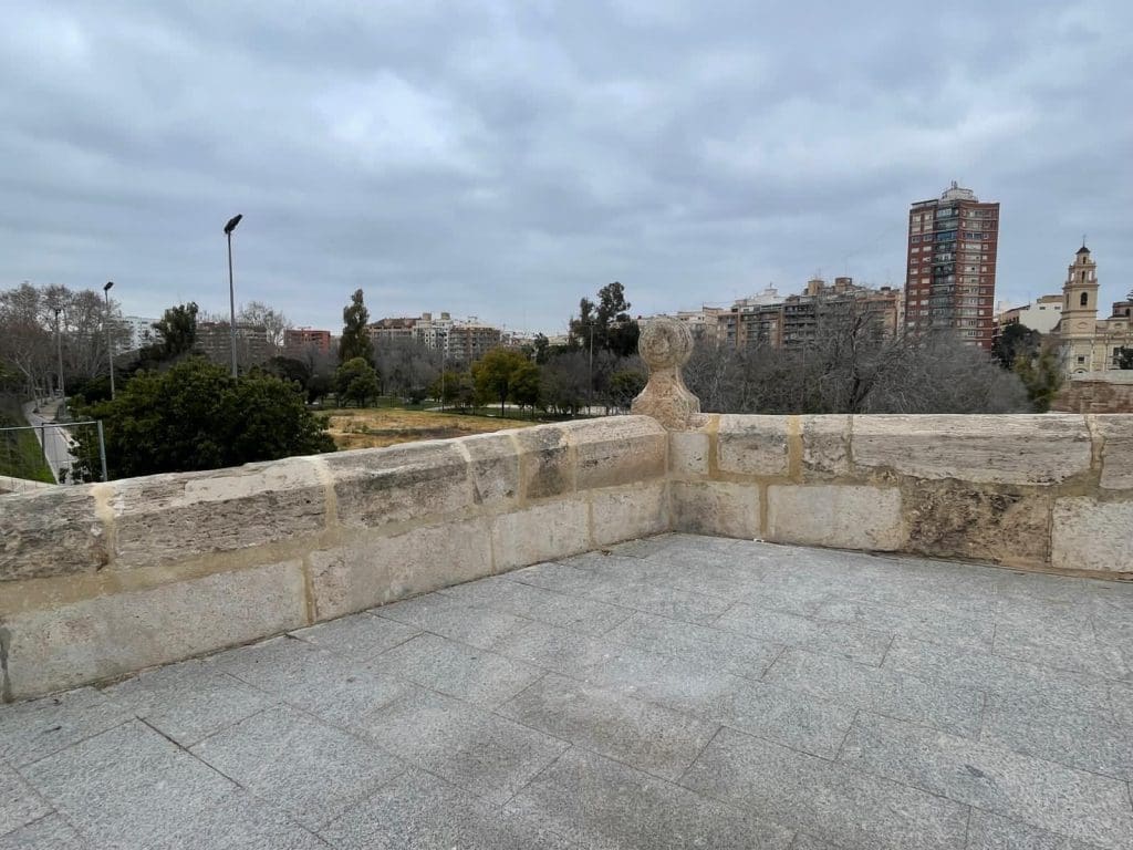 Rehabilitado el pretil de la explanada de las Torres de Serranos