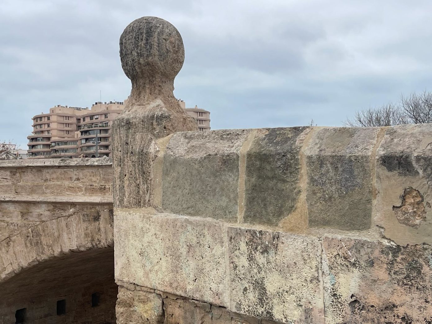 Rehabilitado el pretil de la explanada de las Torres de Serranos