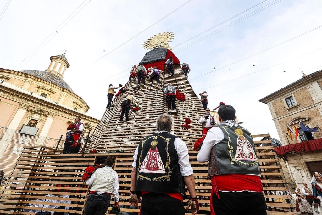 Ofrenda Fallas 2025: Claveles rojos y blancos para la Geperudeta