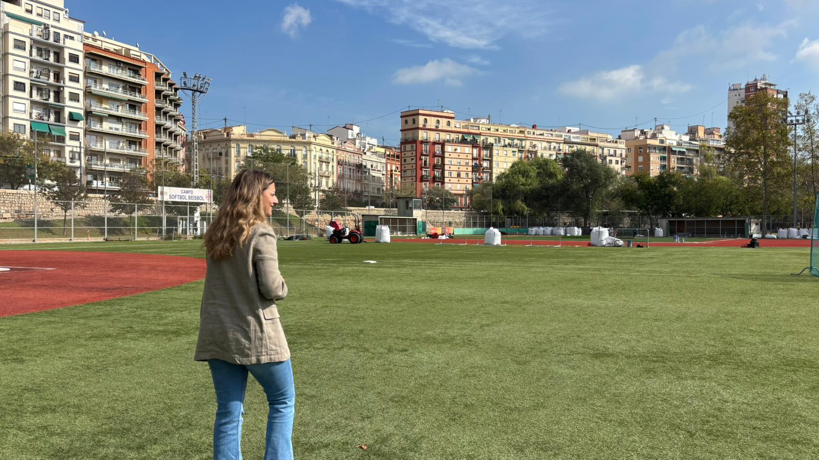 Renuevan césped artificial campo béisbol en València